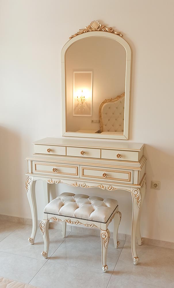 ELEGANCE AND LUXURY - ΕΠΙΠΛΟ TOULIOS